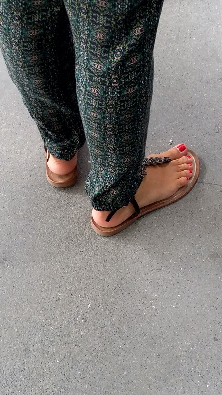 BEAUTIFUL AND CUTE FEET: Red toes in sandal
