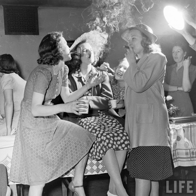 25 Incredible Vintage Photographs Capture a Ladies’ Smoker Night in ...