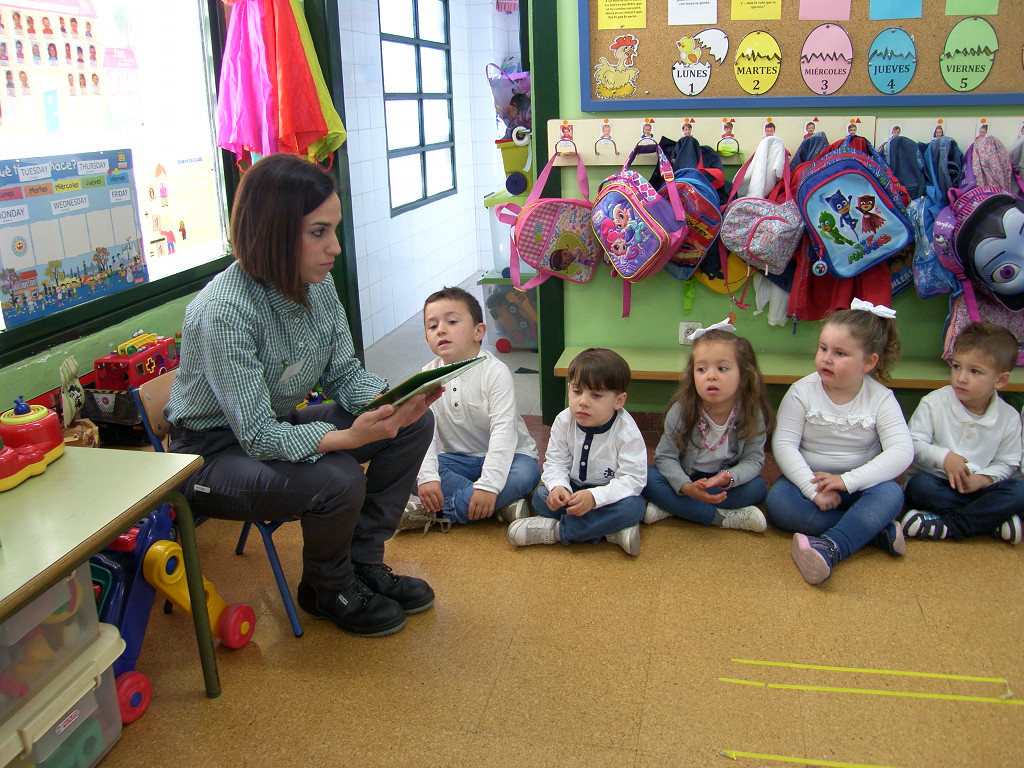 4. ACTIVIDAD: “CUENTA CUENTOS EN CLASE”: para esta actividad hemos ...