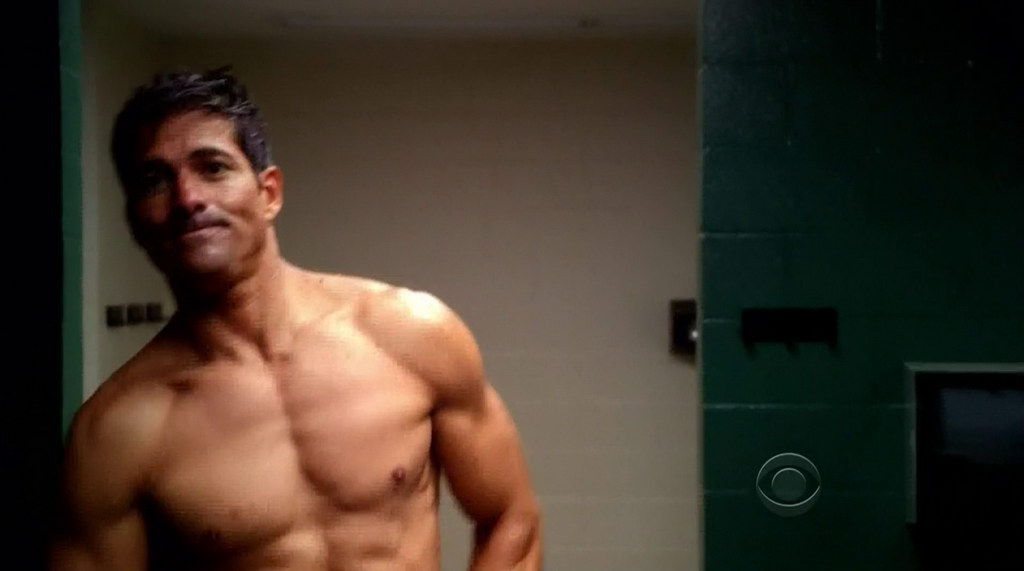 Joe Toro Shirtless in Hawaii Five-0 s2e05 - Shirtless Men at groopii