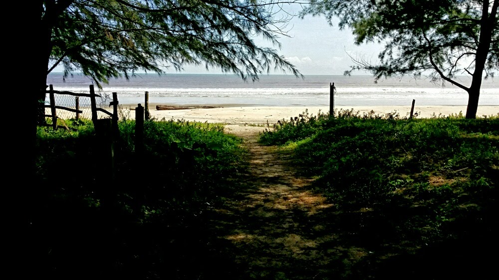 Outdooritis: Lis Na Ree, All Budget Beach Stay At Kuantan