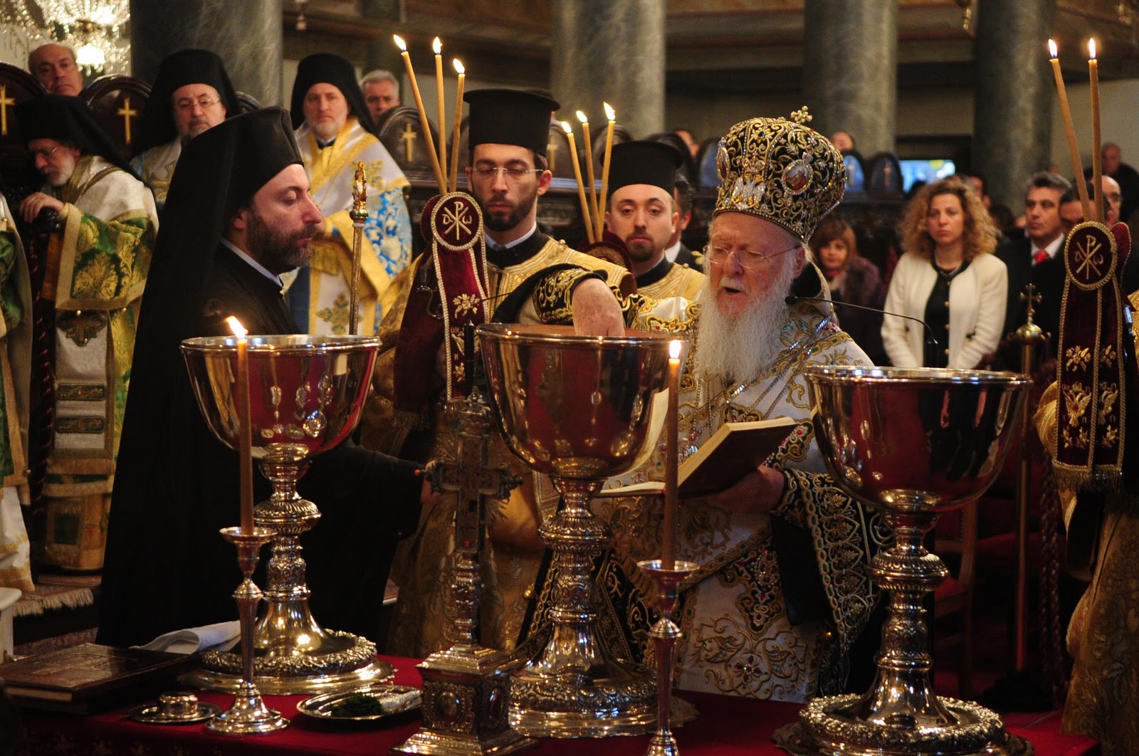 ΦΩΣ ΦΑΝΑΡΙΟΥ: ΤΑ ΘΕΟΦΑΝΕΙΑ ΣΤΟ ΦΑΝΑΡΙ