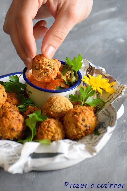 PRAZER A COZINHAR: Falafel de quinoa com molho romesco