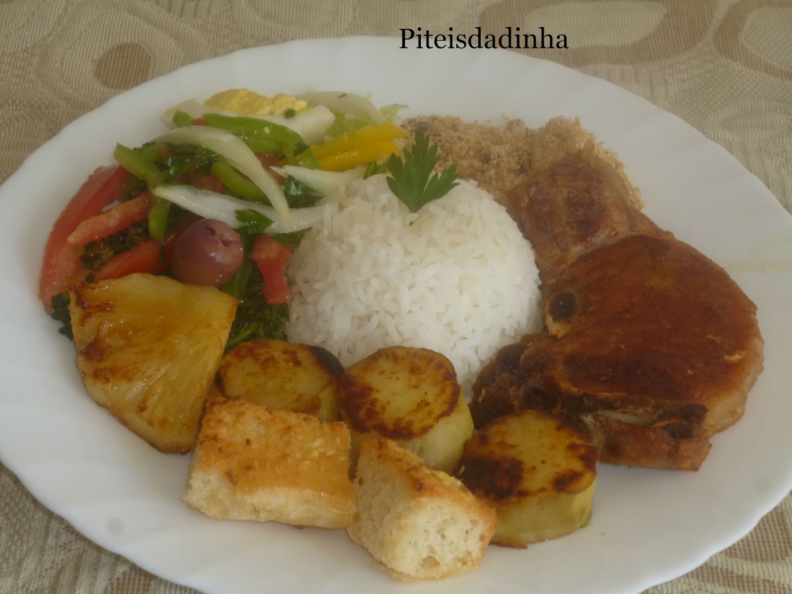 Piteisdadinha: CARRÉ ASSADO com farofa de linguiça c/abacaxi, salada e ...
