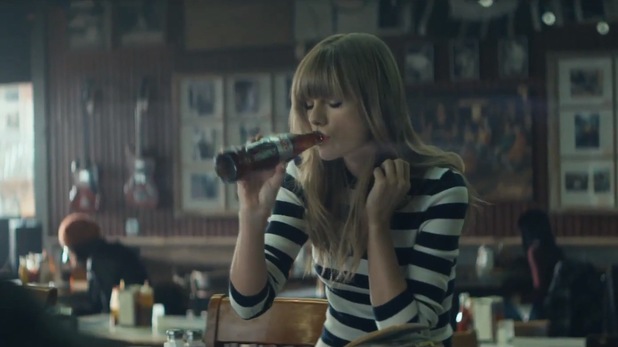 Taylor Swift protagoniza el nuevo anuncio de Coca Cola | One Hit Wonder ...