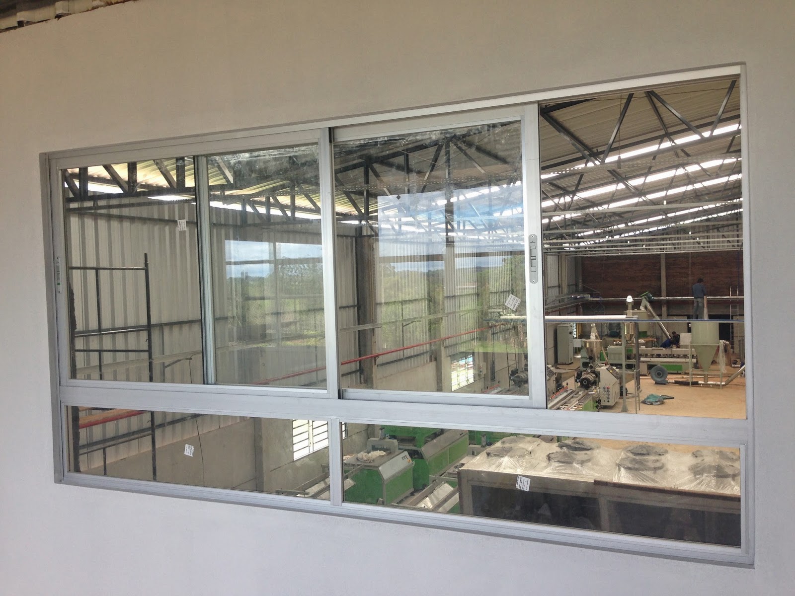 Ferrum Esquadrias: Janela em alumínio natural fosco com duas folhas de ...