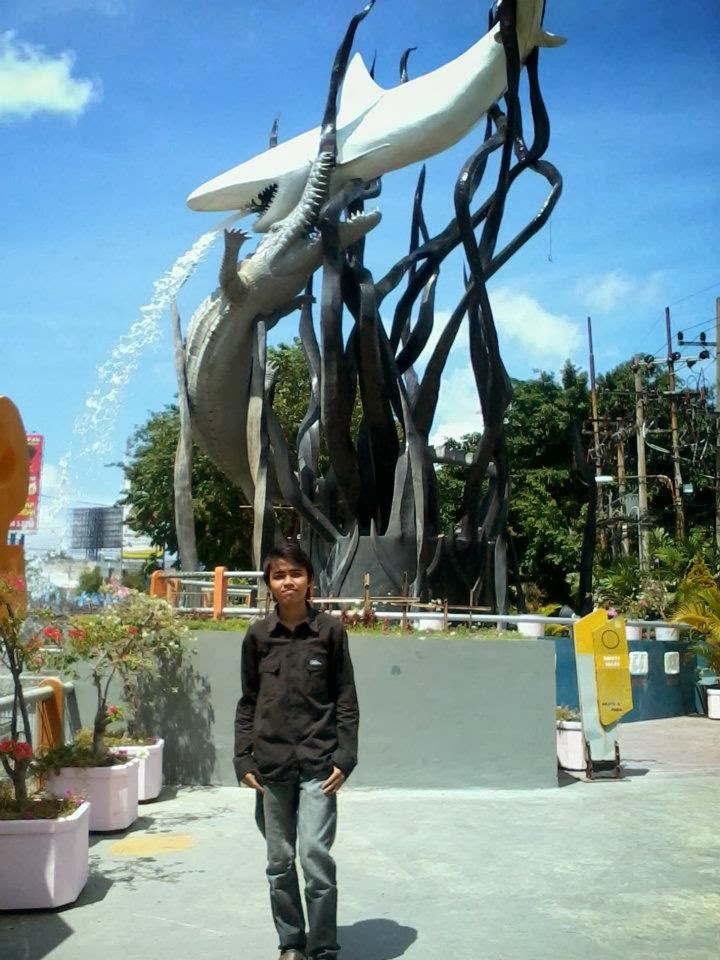 Patung Surabaya di Monumen Kapal Selam - Surabaya - Rizaltaf.com