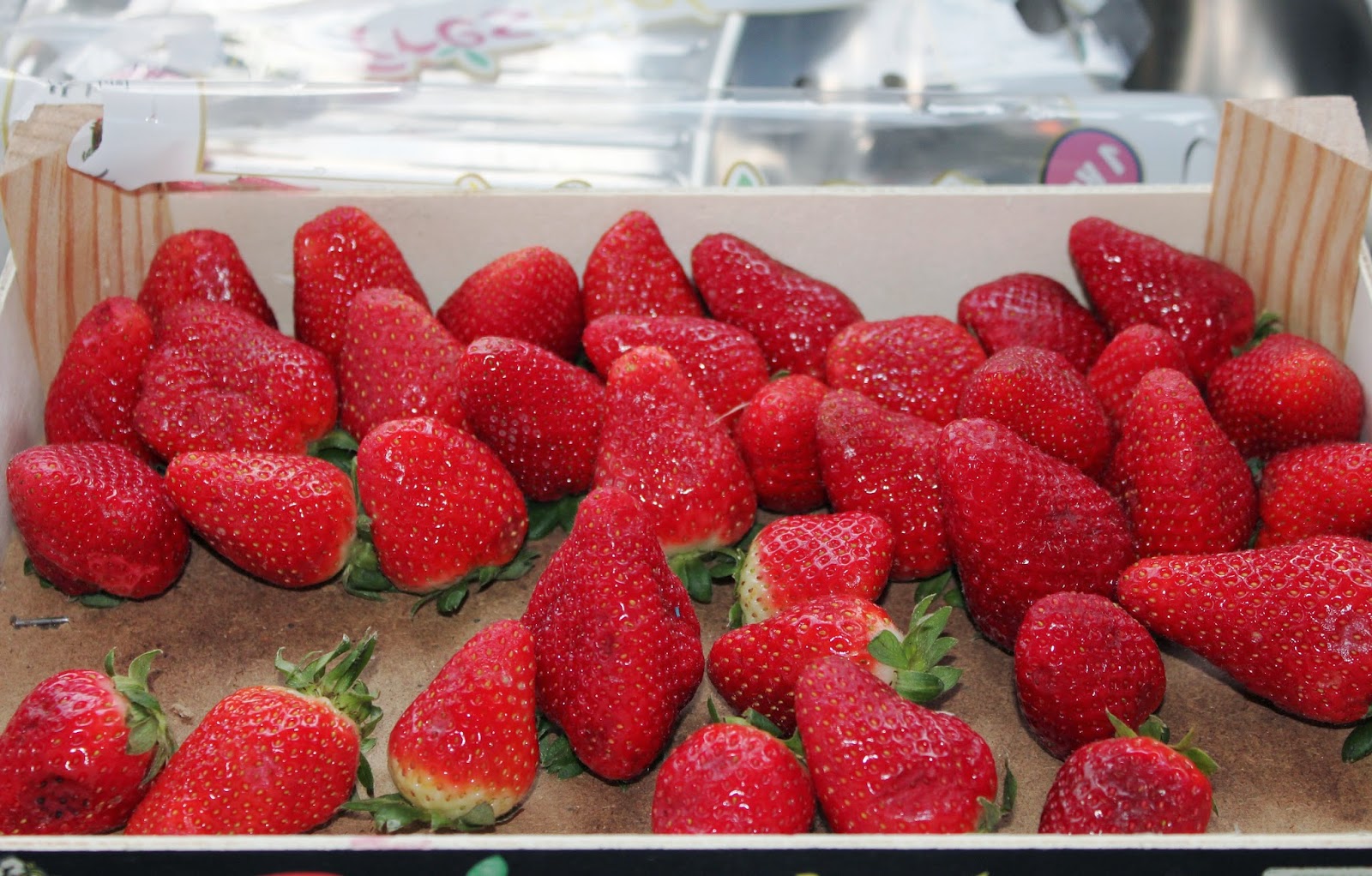 Huvilaelämää ja mökkiruokaa: Skumppaa ja mansikoita