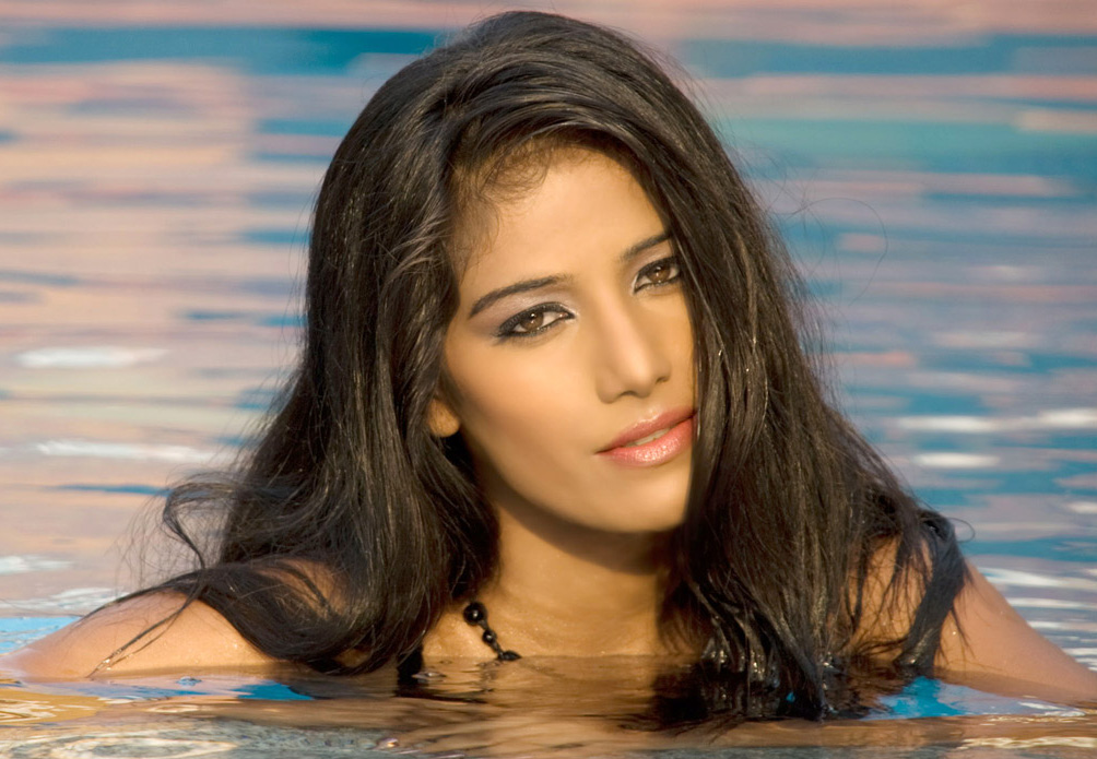 Celebrity Bikini Styles: Indian Model & Actress Poonam Pandey