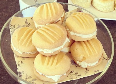 Nellie's baking delights: Simple YUMMY yoyo biscuits!
