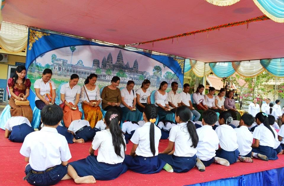 Khmer new year children pay homage to their parents. | News Khmer ...