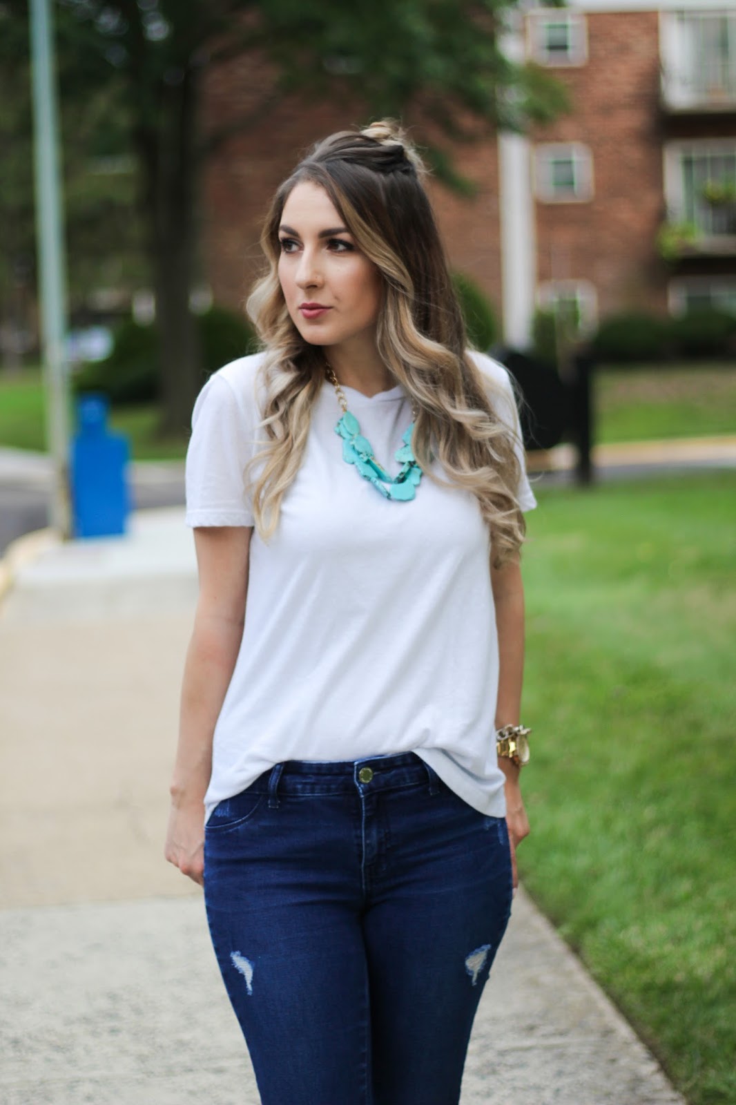 HOW TO STYLE A WHITE TEE + EASY HAIRSTYLE | A Classy Fashionista