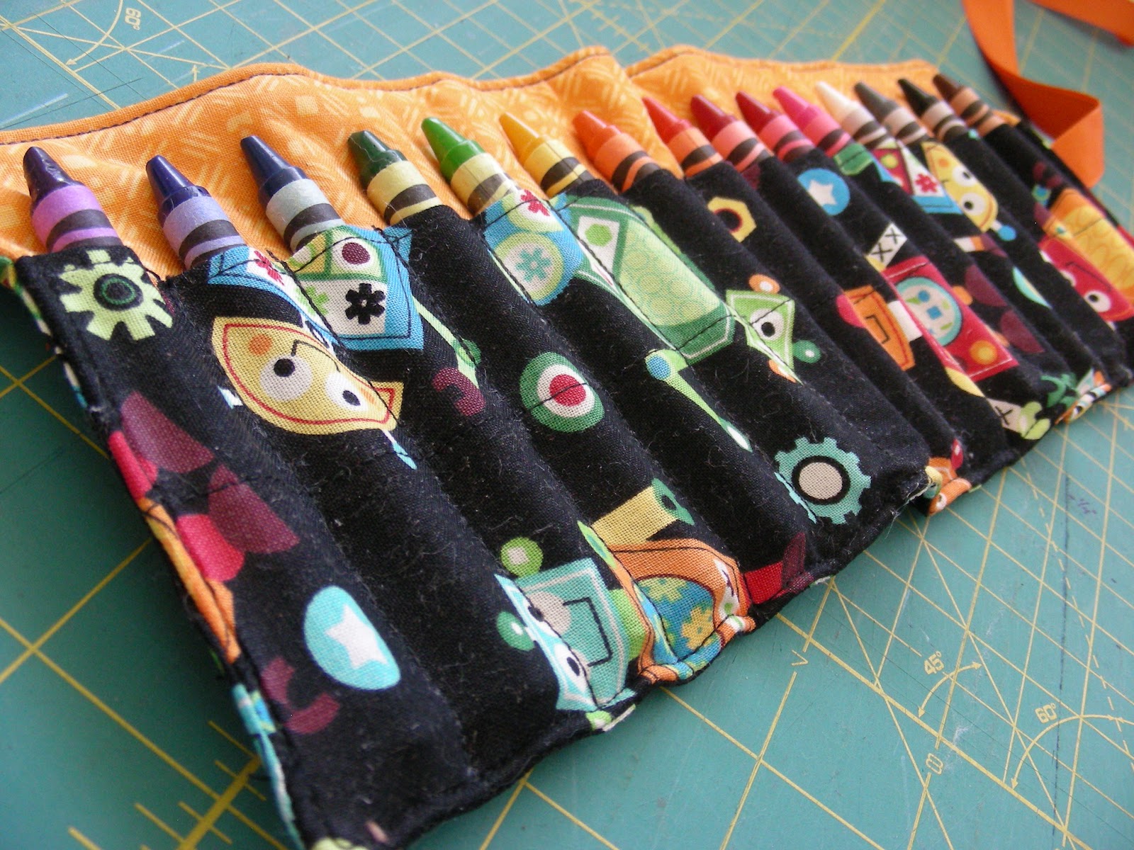 A Sassy Seamstress . . .: Crayon Roll (free tutorial)