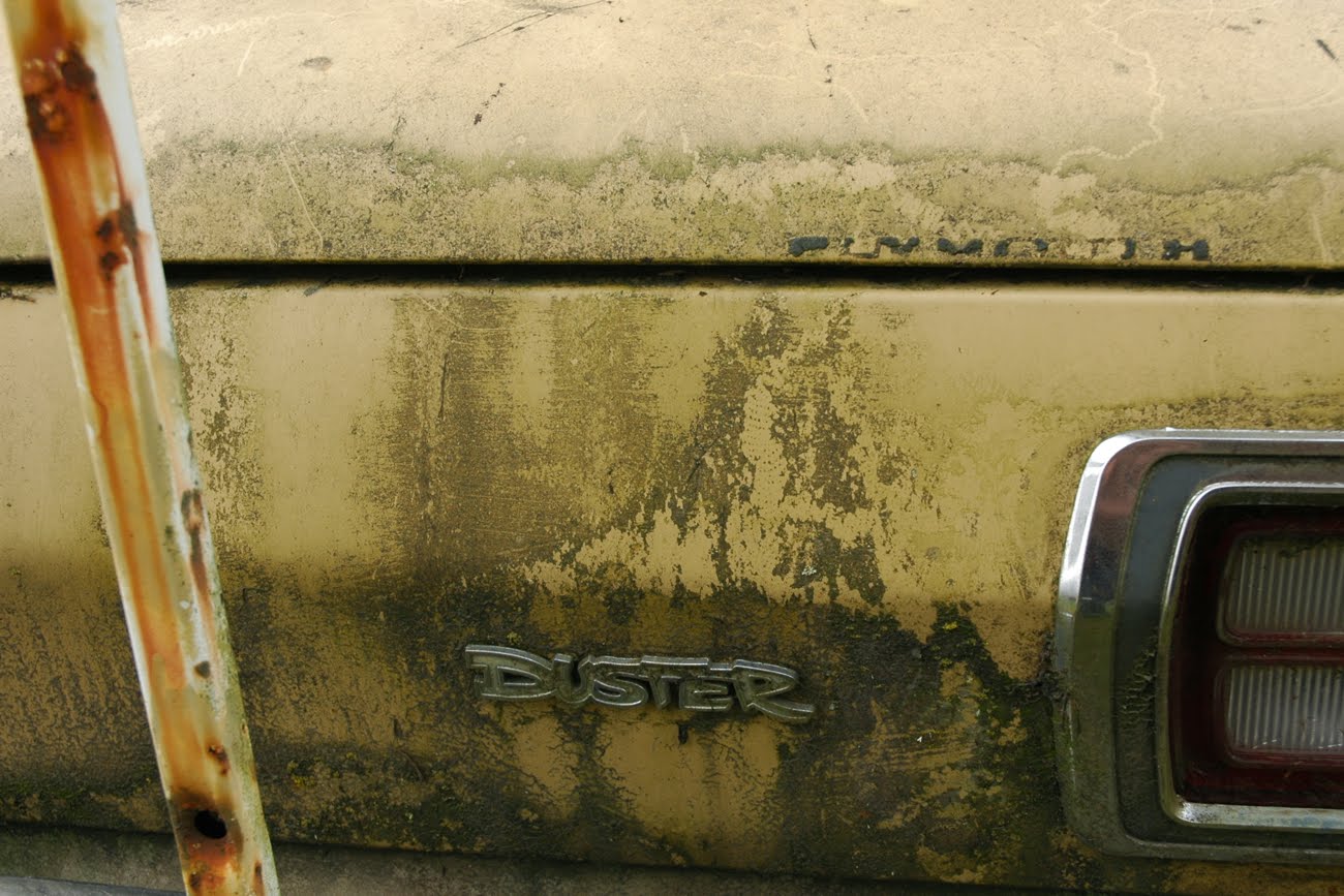 OLD PARKED CARS.: 1975 Plymouth Duster.