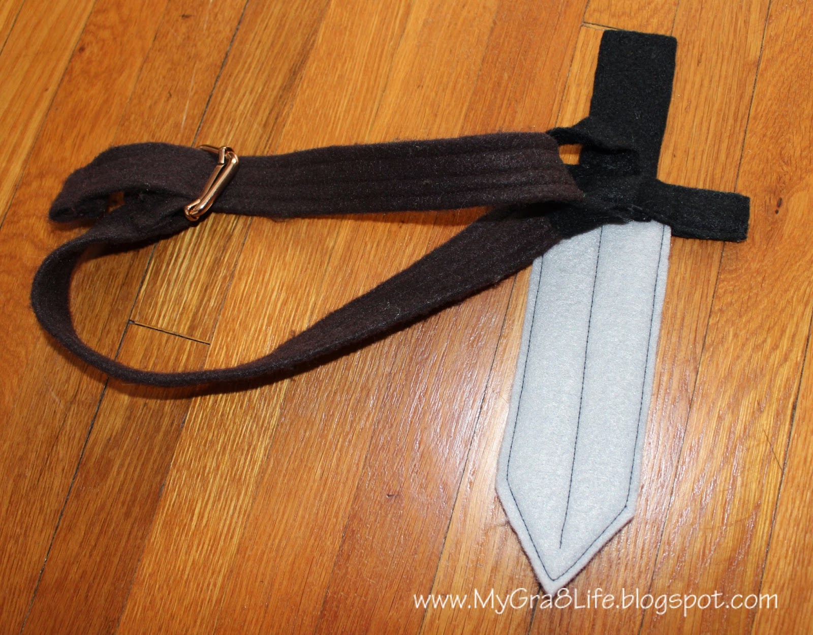 My Gra 8 Life: Tinkerbell Party - DIY Peter Pan Hats & Pirate Swords