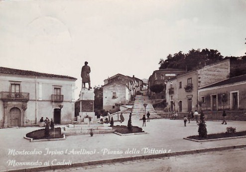 Montecalvo e dintorni...: Montecalvo Irpino in cartolina.