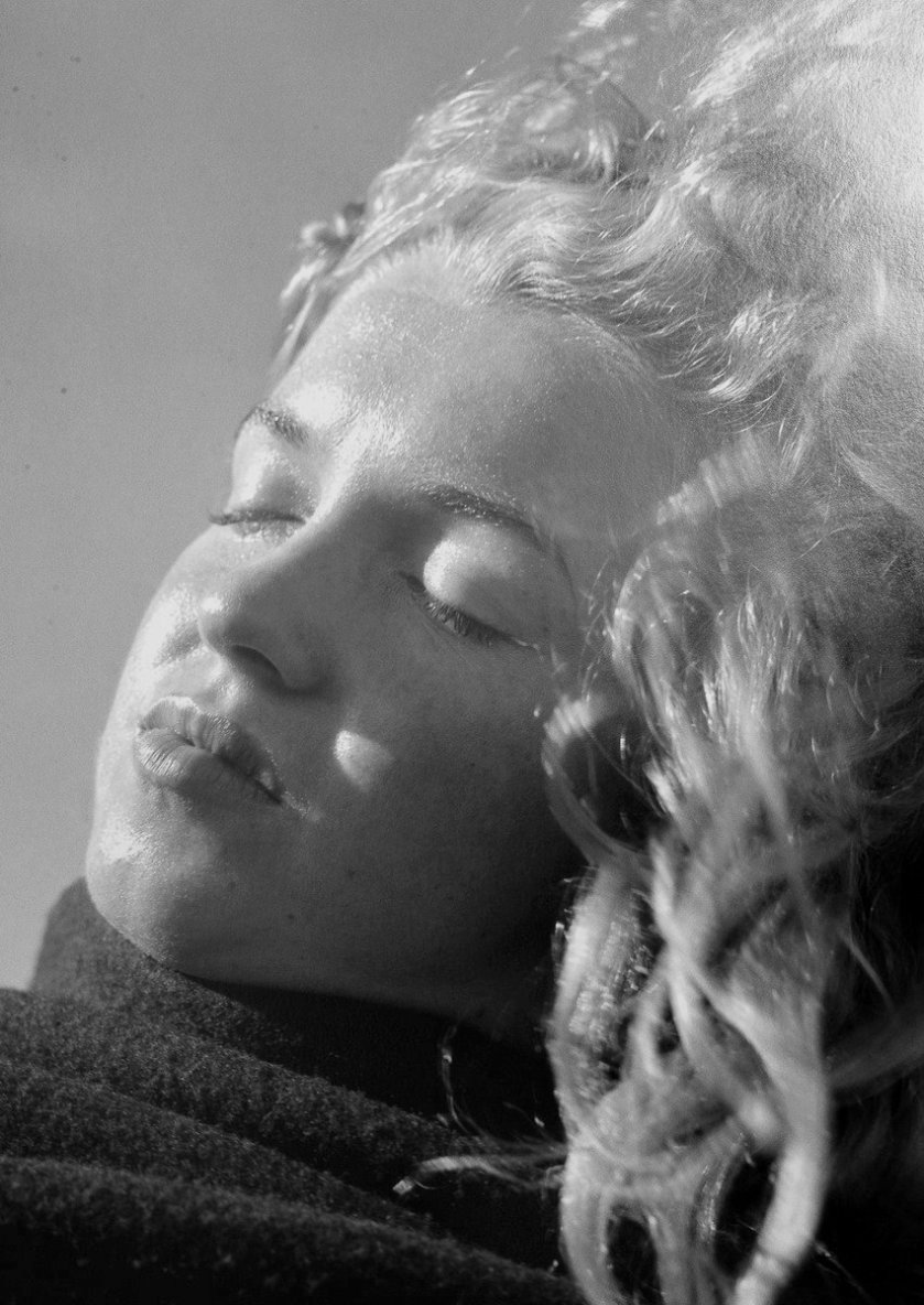 20 Beautiful Black and White Photographs of a 20-Year-Old Norma Jeane ...