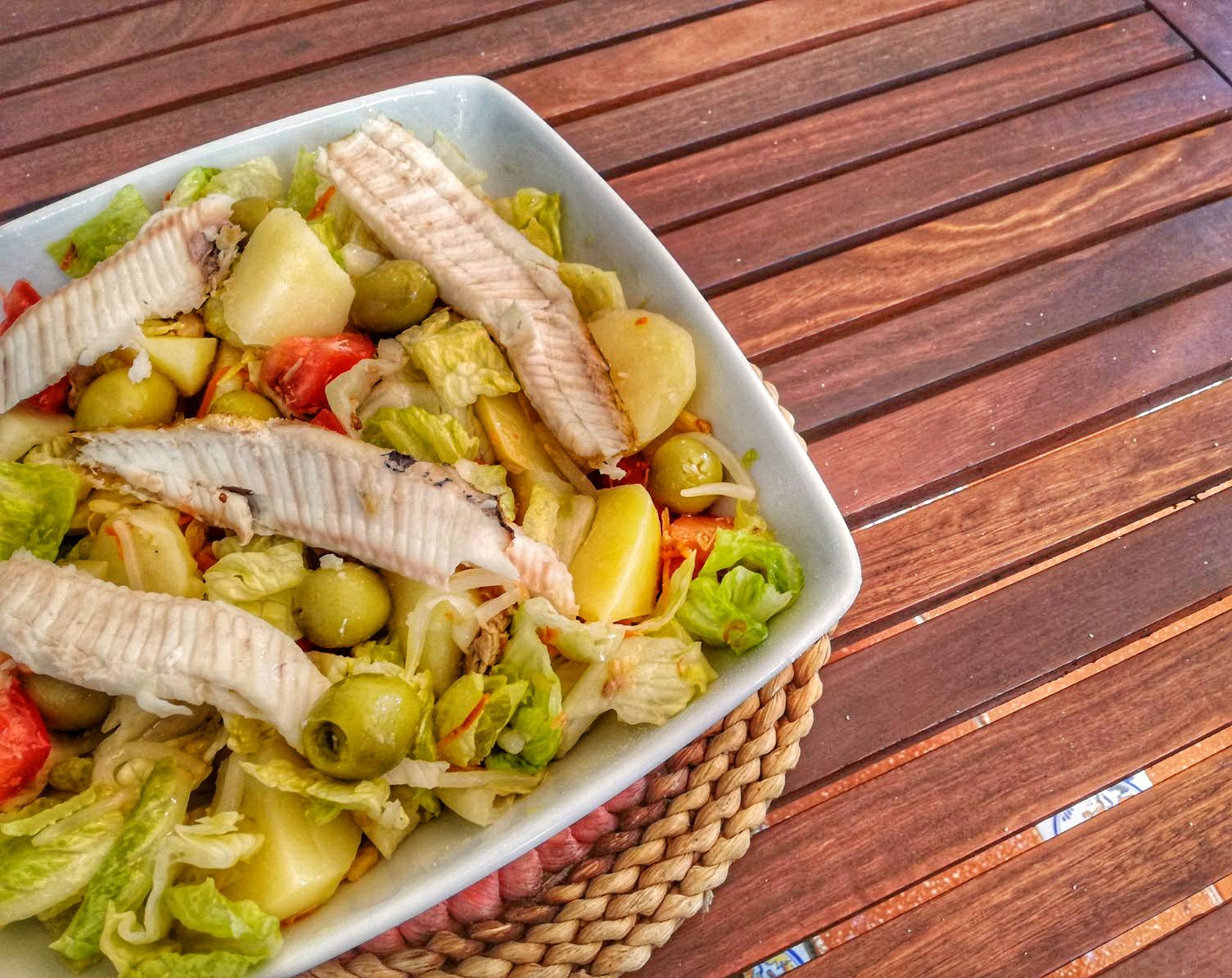 Ensalada de lenguado frito, patatas y aceitunas - Cositas Güenas
