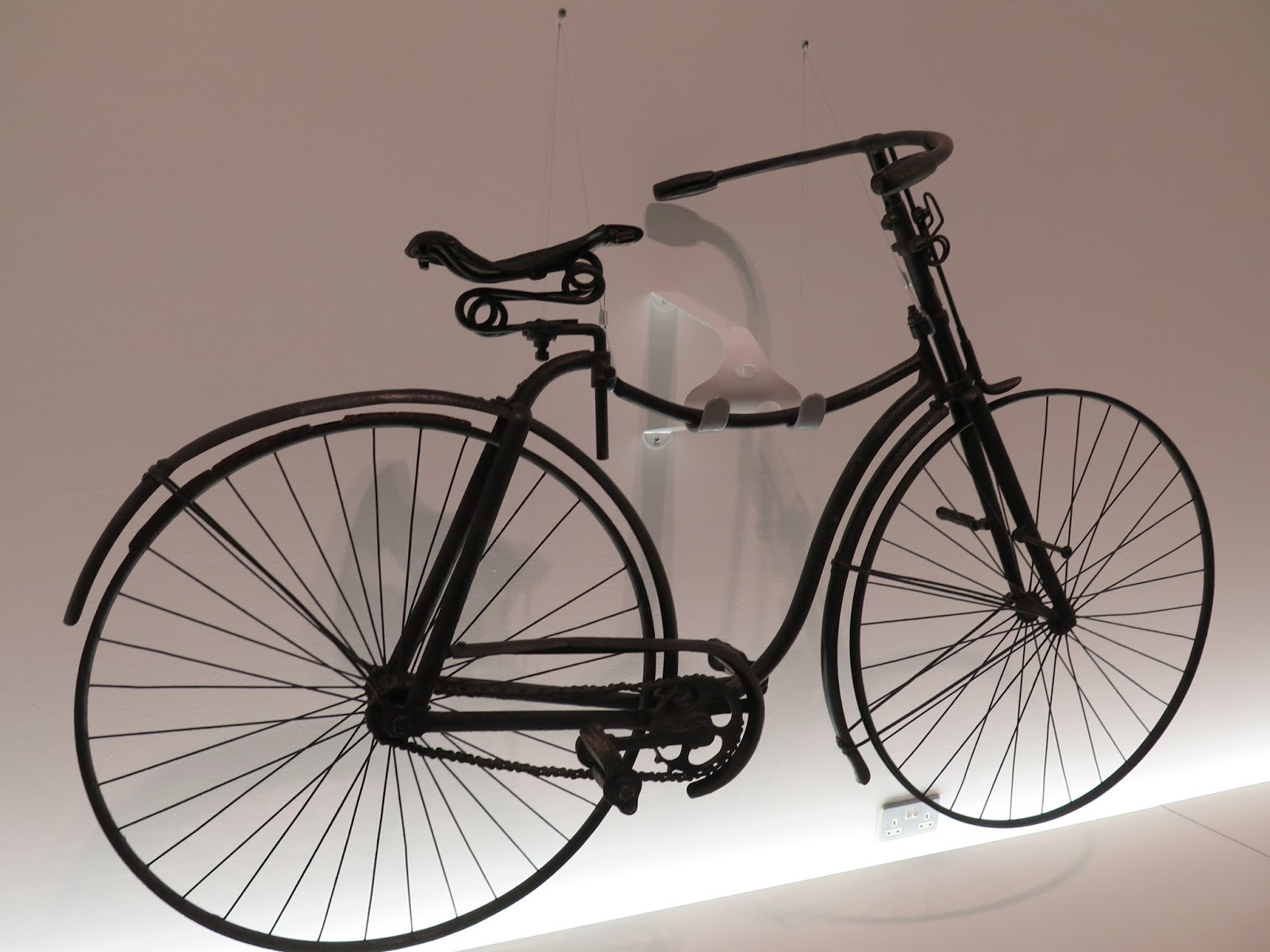 Straining over the blog..... More Tales from an Urbane Flâneur: A Cycle ...