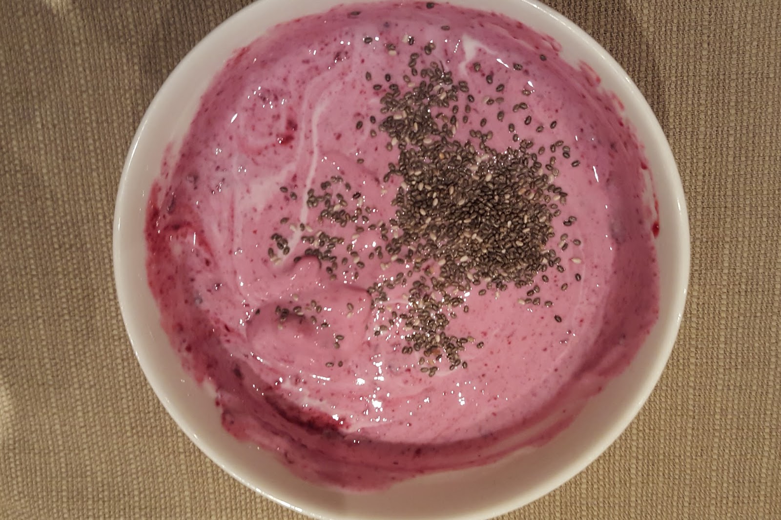 Jurgitos skanumai...: Aistės graikiškas jogurtas su braškėmis