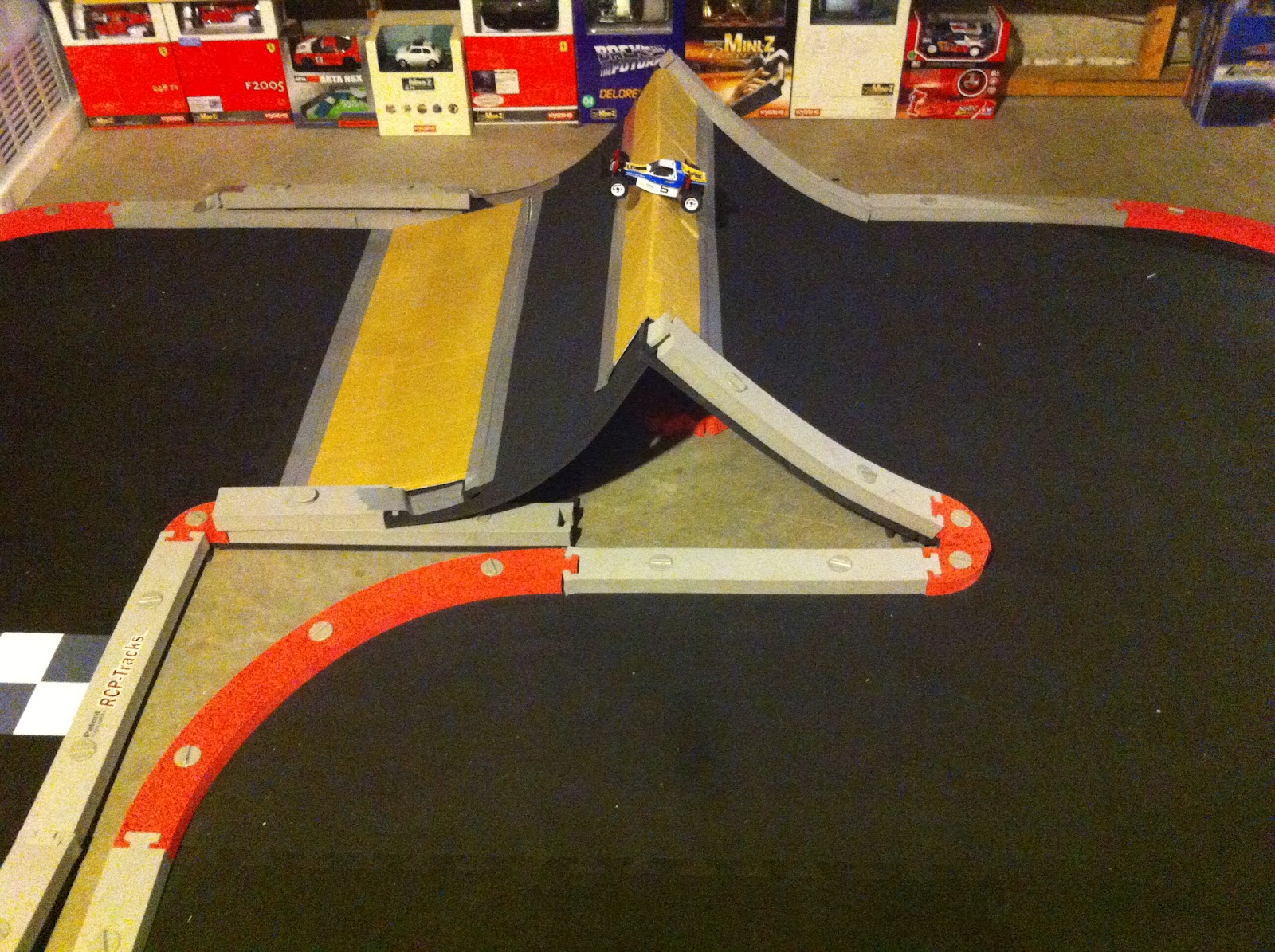 KYOSHOSAN: My Mini-Z Buggy Track