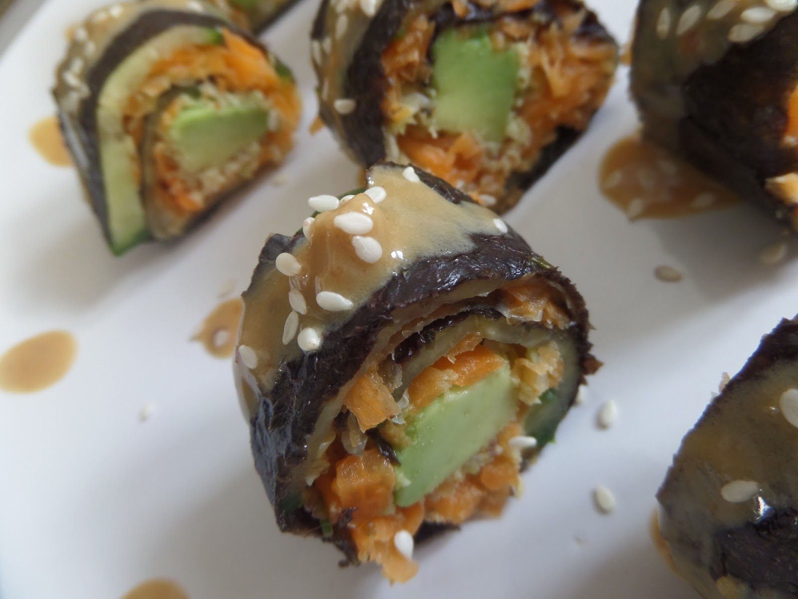 Raw veggie maki rolls with a miso sesame sauce // Bouchées Maki crues ...