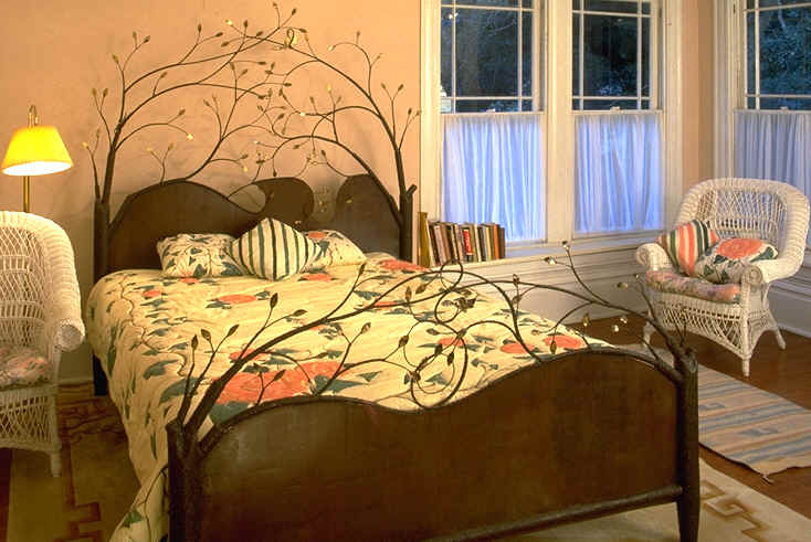 Catty-Corner Cottage: Tree Bed