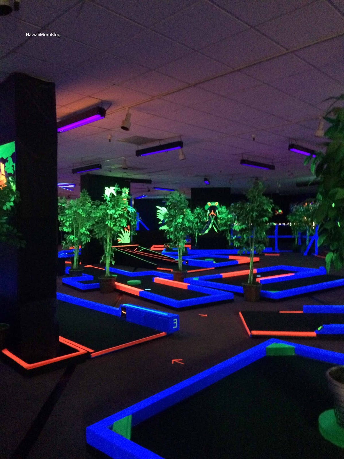 Hawaii Mom Blog: Glow Putt Mini Golf