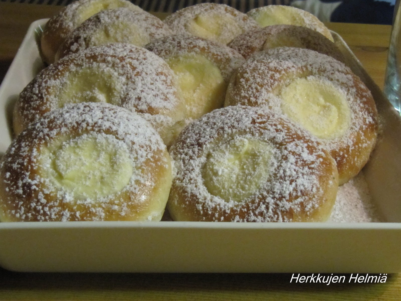 Herkkujen Helmiä: Rahkapullat