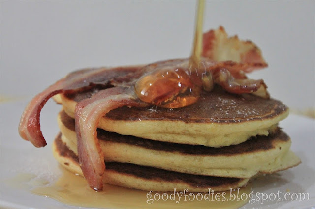 GoodyFoodies: I cooked: American-style pancakes with bacon and honey