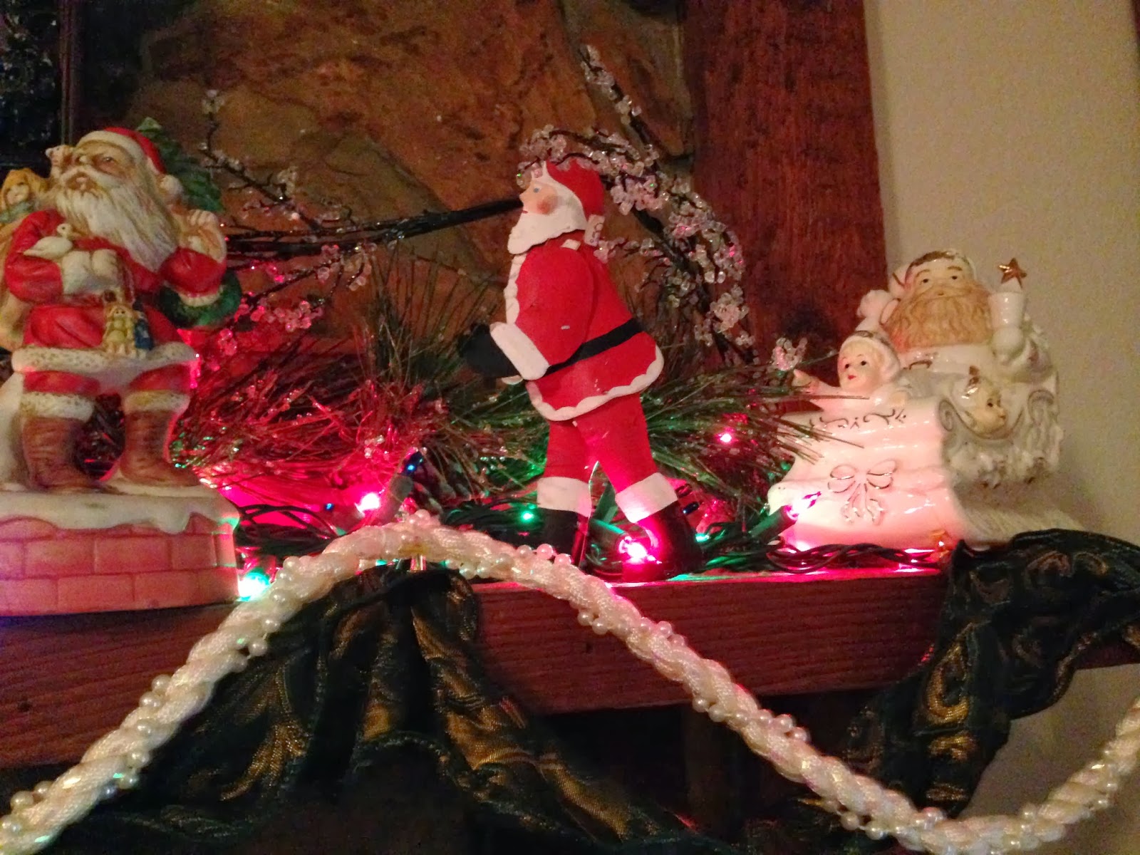 My Santa Themed Mantel
