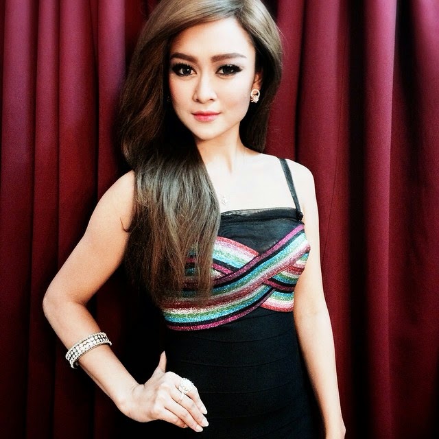 ZURAYDA ZEDA SALIM FOTO CANTIK MENAWAN PRESENTER IDOLA - ZONA ARTIS LAGI