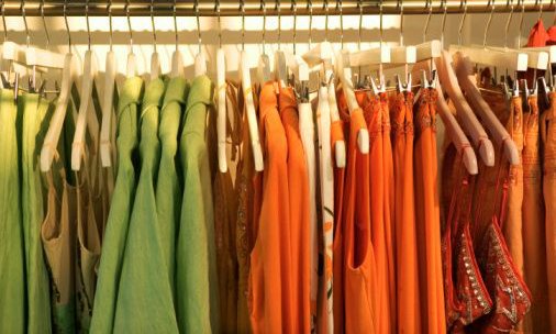 Falando em Cores: Dicas para organizar o guarda-roupa