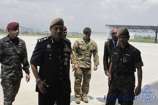 UTK (Red Beret) & VAT-69 (Sand Beret) ~ Kibat..