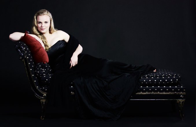 Merry and Bright!: Artist Interview: Thisbe Vos