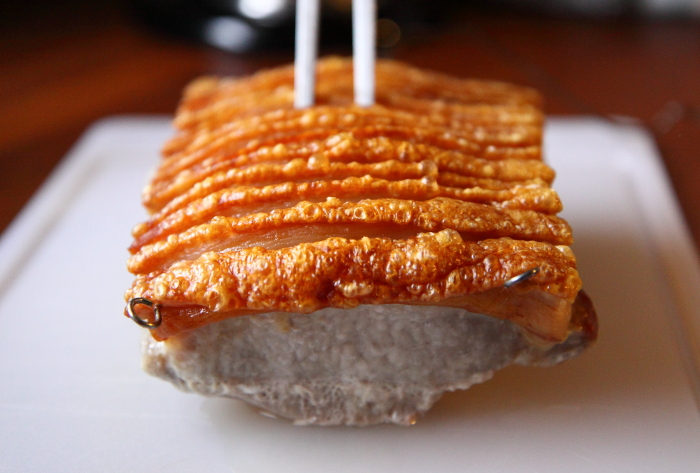 The Big Meowski: Langtidsstegt svinekam med sprød svær