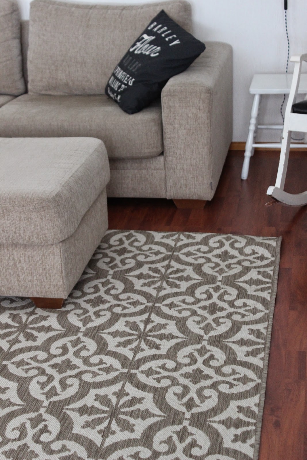 Vinttikissa: Iso matto olohuoneeseen