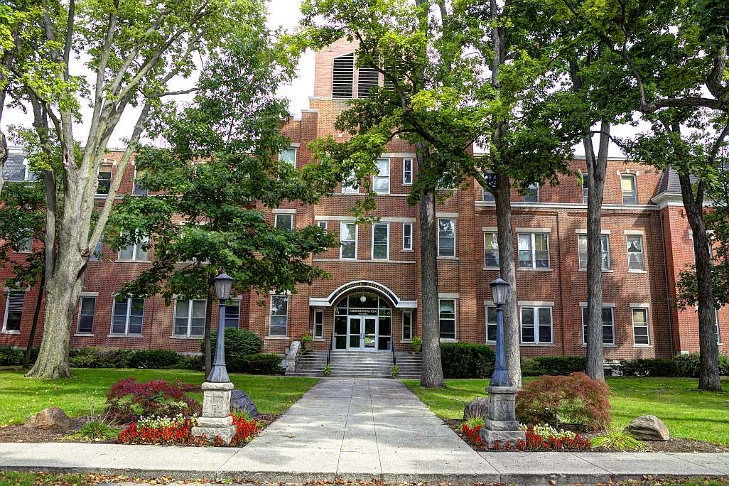 Photo Potpourri: Game Day: A look at Manchester University campus