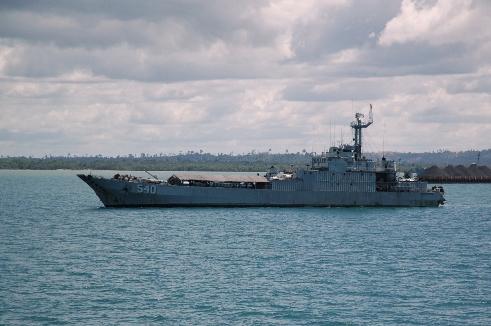 DEFENSE STUDIES: 2 KRI Kolinlamil Latihan Beaching