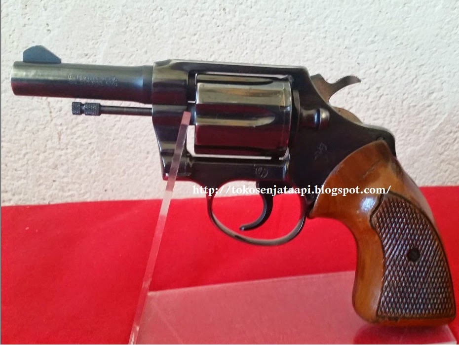 TOKO SENJATA API: REVOLVER