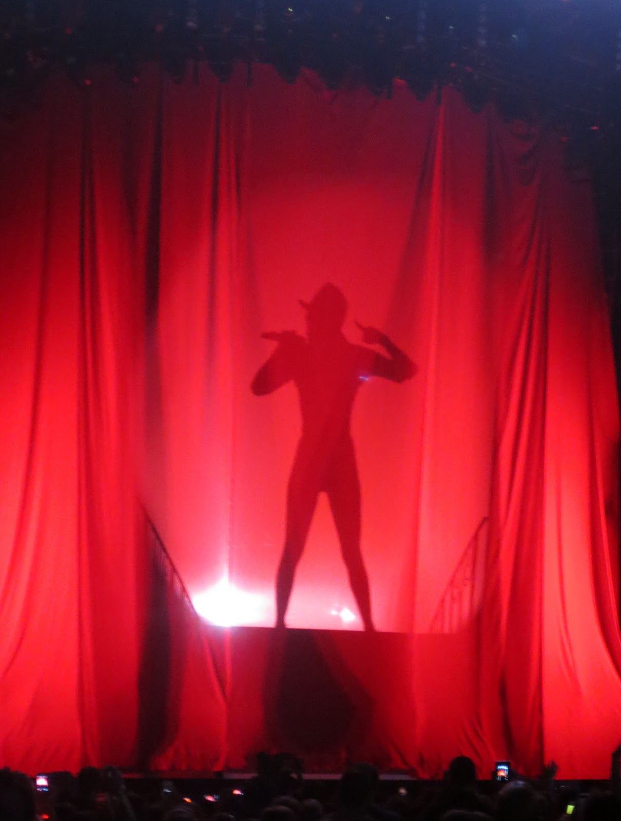 Overlap: TAYLOR SWIFT RED CONCERT