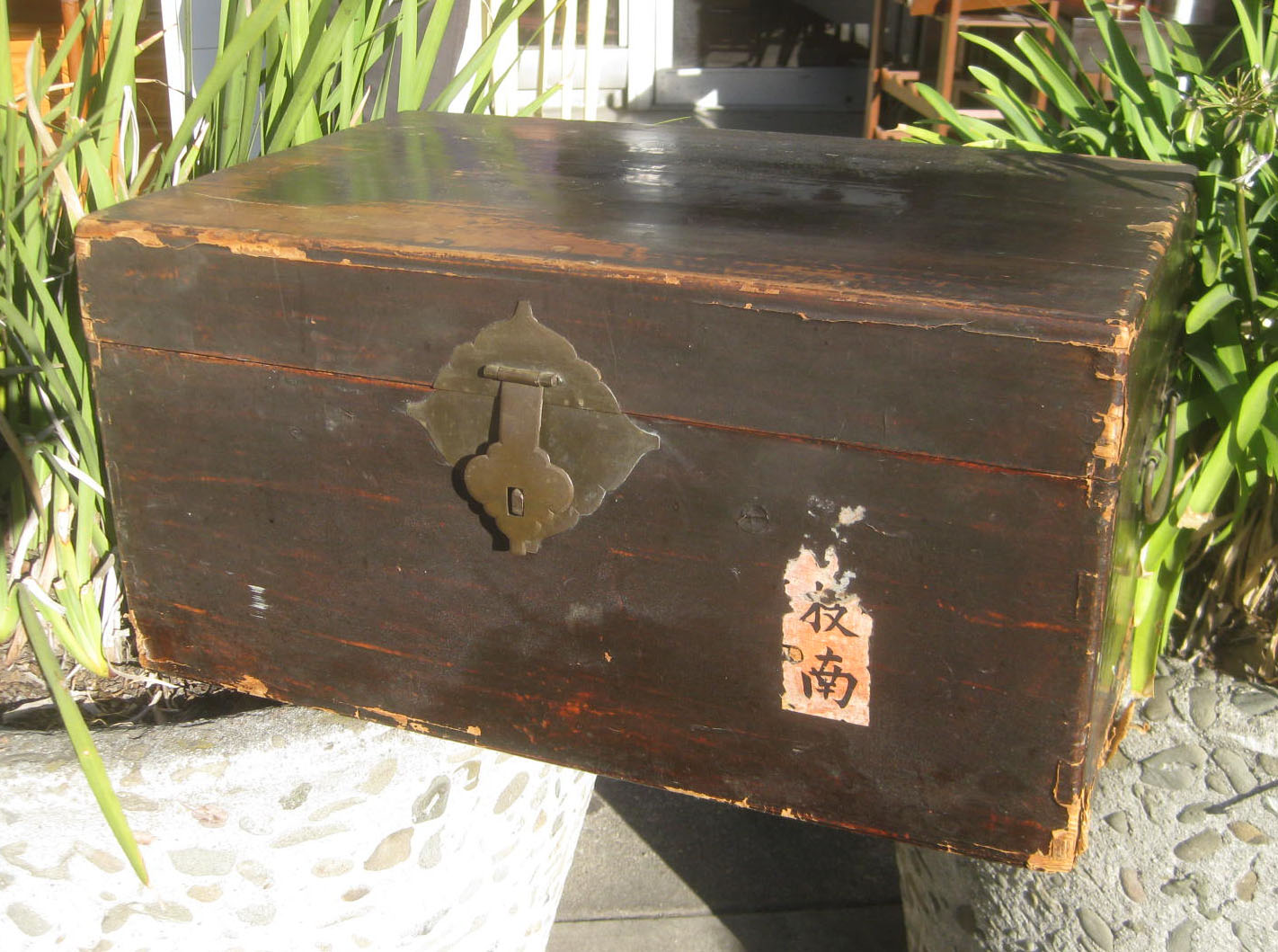 UHURU FURNITURE & COLLECTIBLES: SOLD - Small Wooden Chinese Box