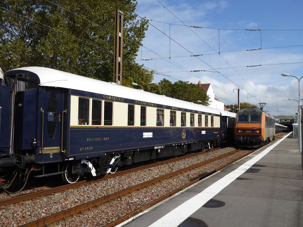 LA PASSION DU TRAIN: CIWL , à Calais , manœuvre de 2 Voitures Lits par ...