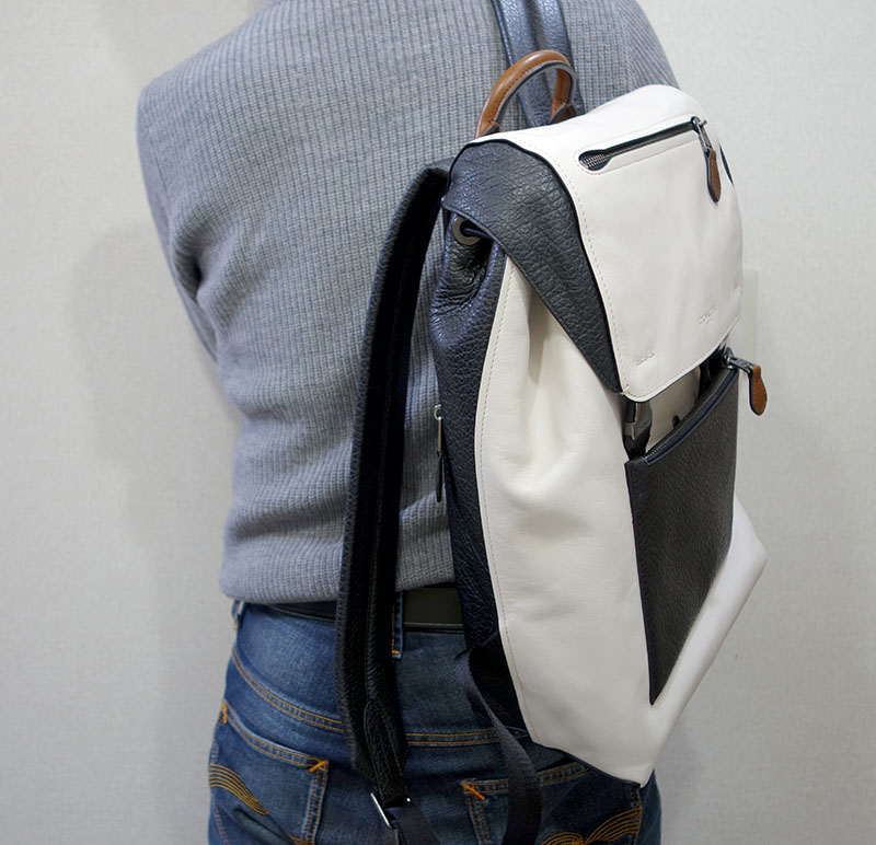 ゆるりブログ: COACH(コーチ)のマンハッタン バックパック ミックスド レザー(57759)の意表を突くカラーリングに心を砕かれる :)