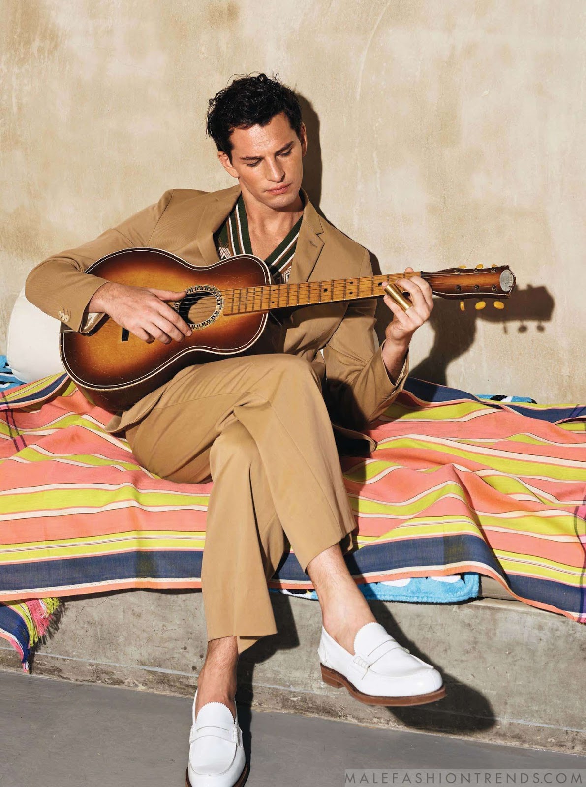 Chriz Folz vacaciona con estilo en el número de lanzamiento de Bolero ...