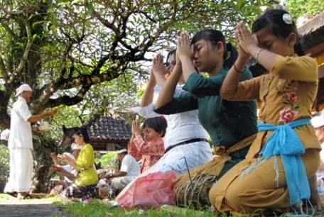 Mantra Tri Sandhya Lengkap - Hindu Alukta