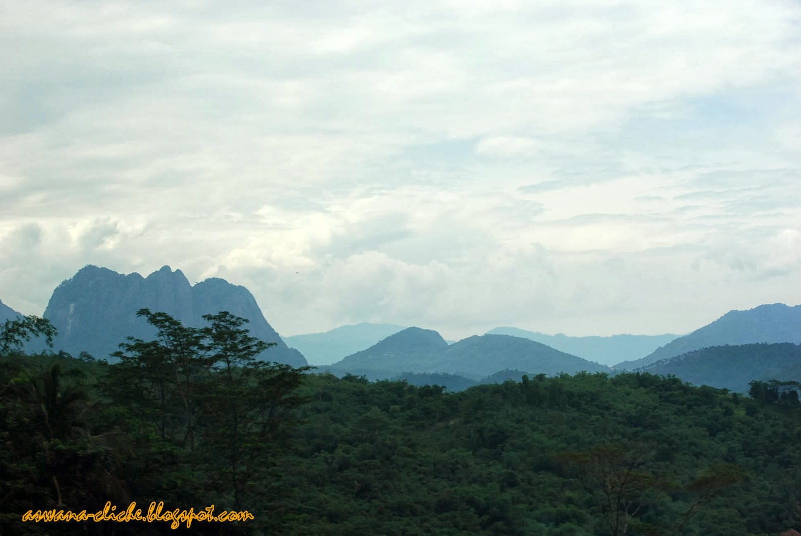 aswana-cliche: A view of Parahyangan from the train window pane