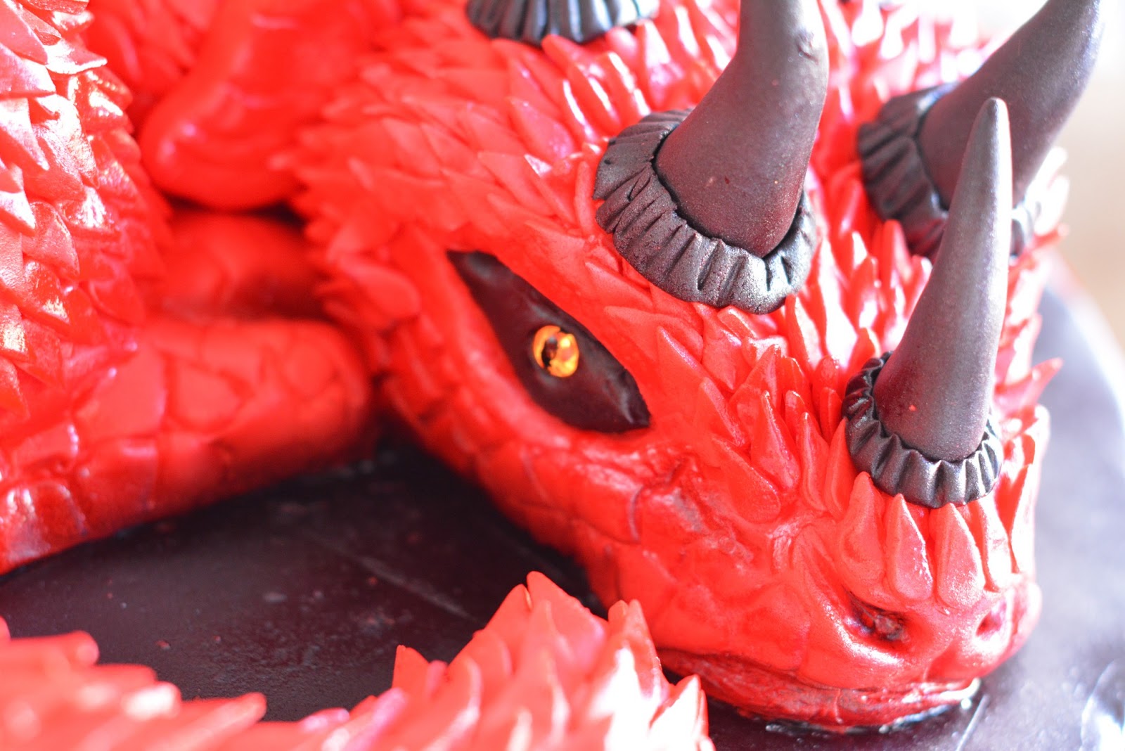 Medusa's Cakes: TARTA DRAGÓN ROJO / RED DRAGON CAKE