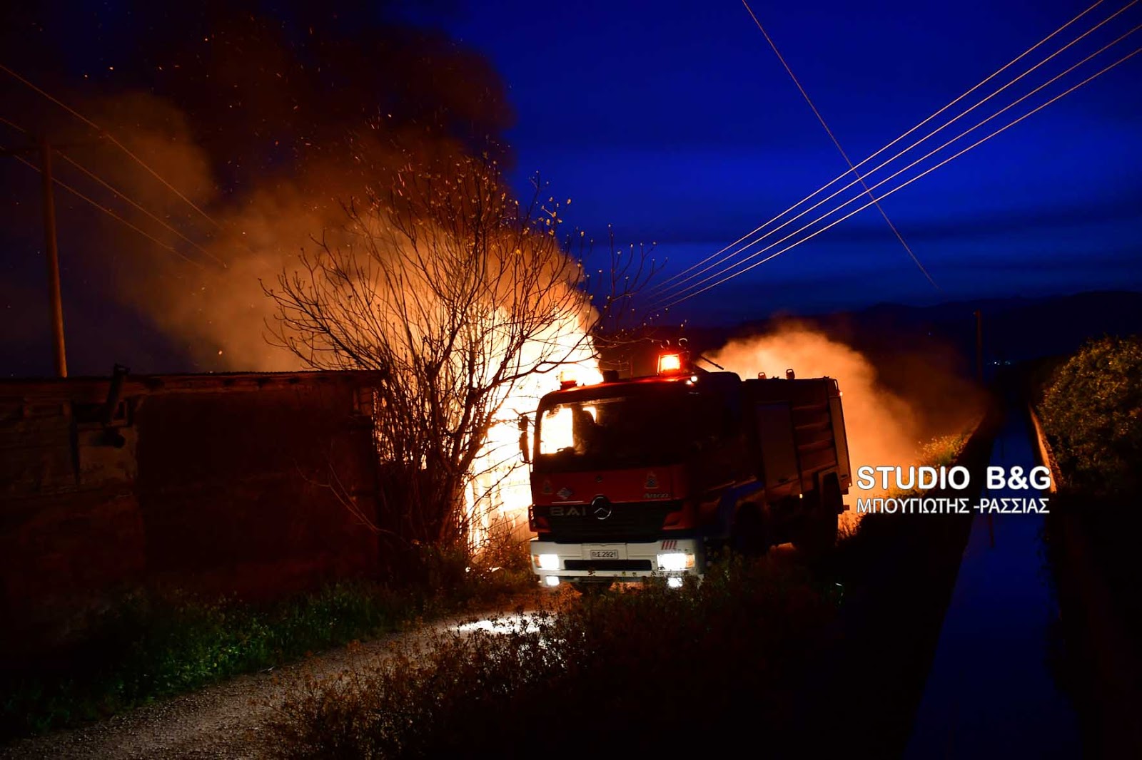Φωτογραφία: ΠΥΡΚΑΓΙΑ ΣΕ ΧΩΜΑΤΕΡΗ ΣΚΟΥΠΙΔΙΩΝ ΚΑΙ ΣΕ ΠΟΙΜΝΙΟΣΤΑΣΙΟ ΣΤΟ ΑΡΓΟΣ.