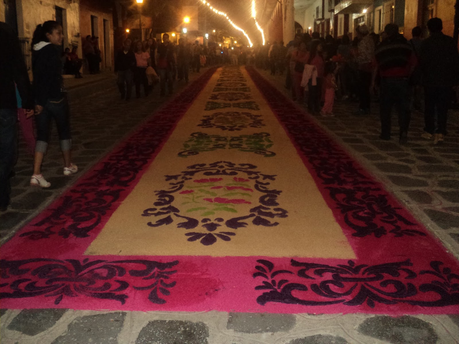 Elox Noticias: Recorre patrona de Xico majestuosa alfombra de aserrín